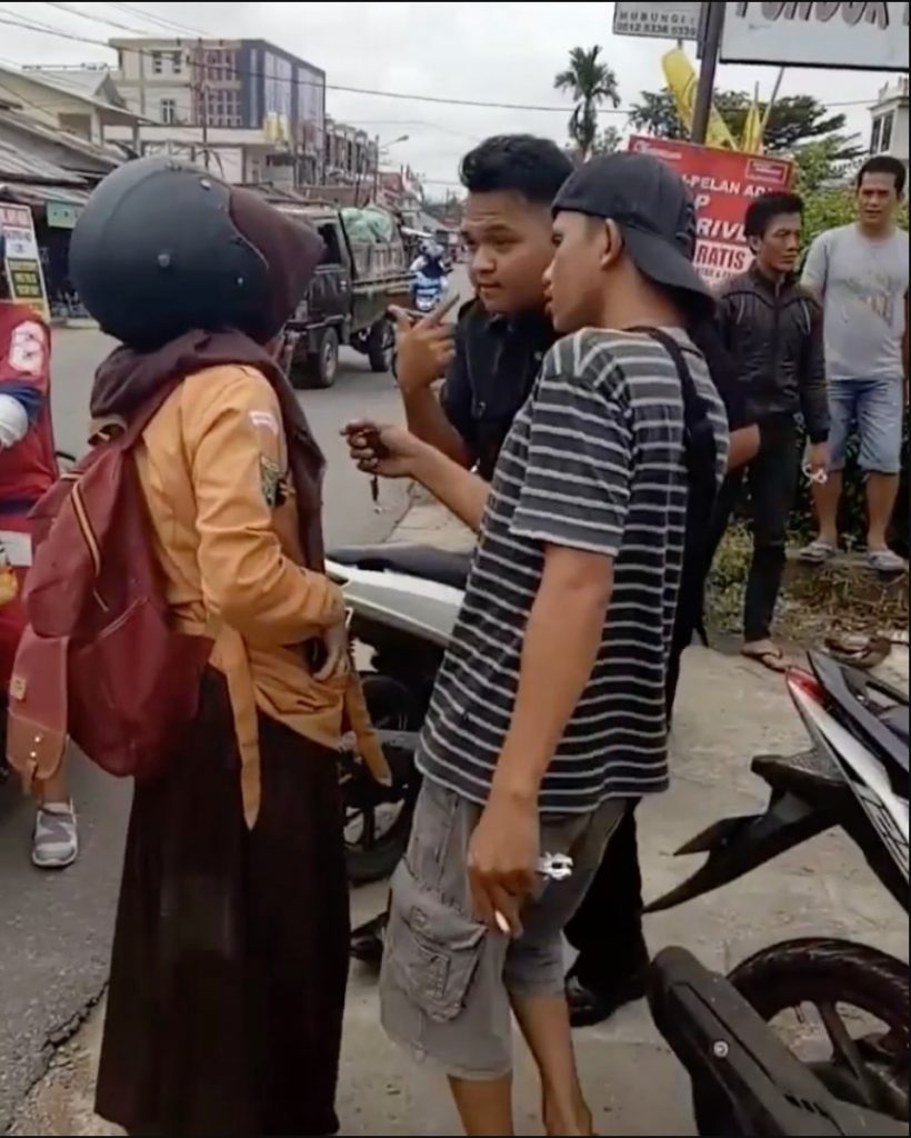 Kena Ragut Ketika Pergi ATM, Gadis Mengejar Dan Merempuh Peragut Sampai ...